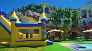 Uma área de recreação inflável com escorregadores e piscina.