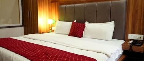 Quarto casal conforto, sacada, vista para o vale | Espaço de trabalho para notebook, quartos à prova de som