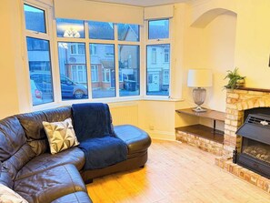 Casa | Área de estar | TV, lareira