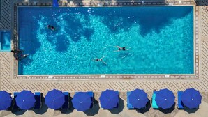 Piscina externa, guarda-sóis, espreguiçadeiras