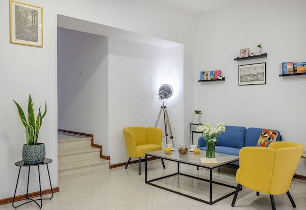 Yellow House With Private Parking - Split