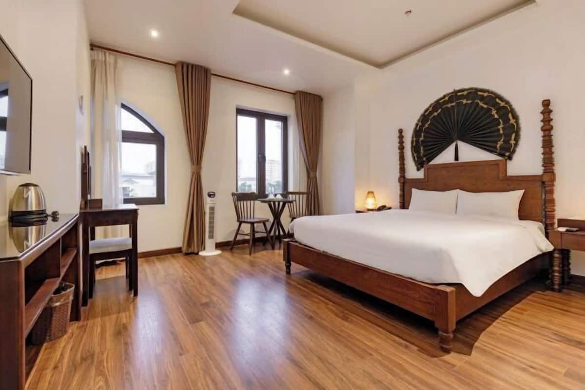 Minibar grátis, secretária, Wi-fi grátis, roupa de cama fornecida