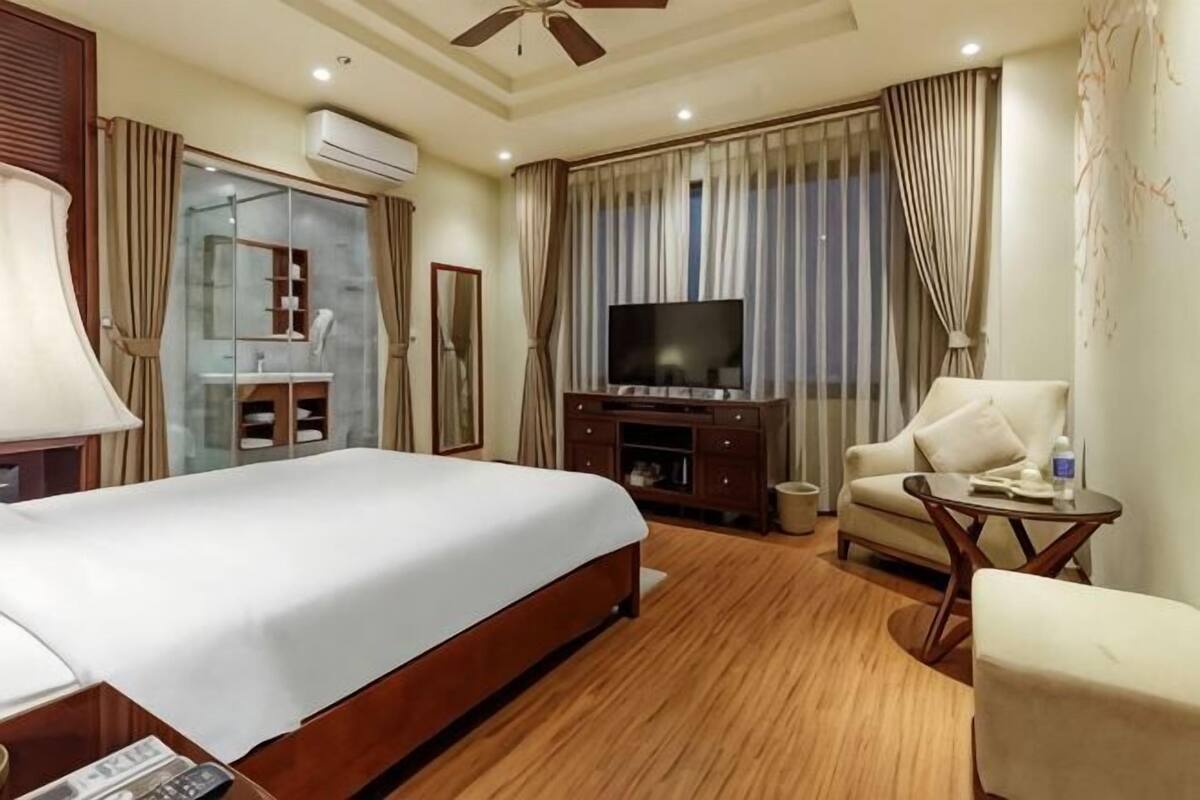 Minibar grátis, secretária, Wi-fi grátis, roupa de cama fornecida