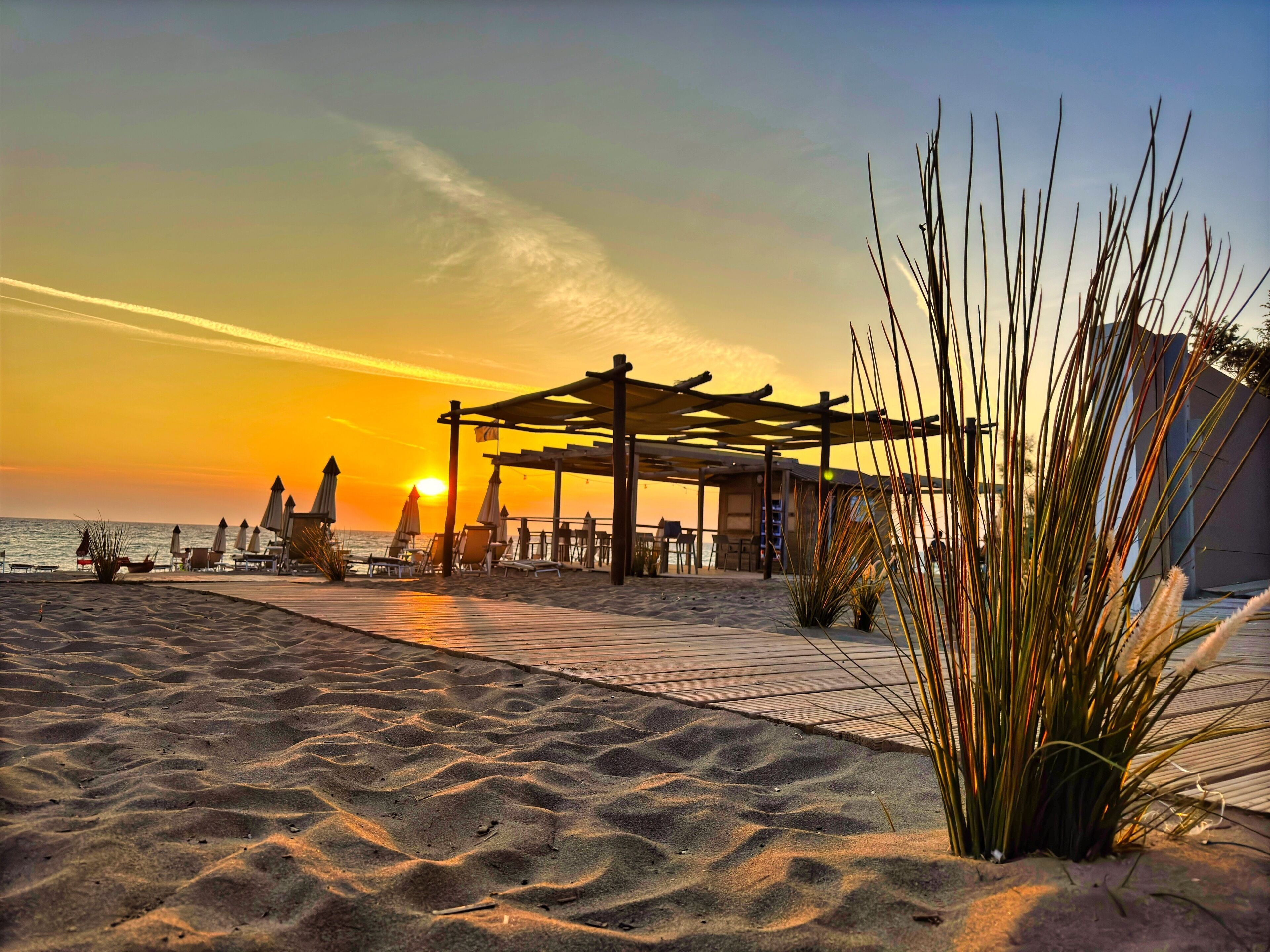 Praia particular, espreguiçadeiras, guarda-sóis, bar na praia 