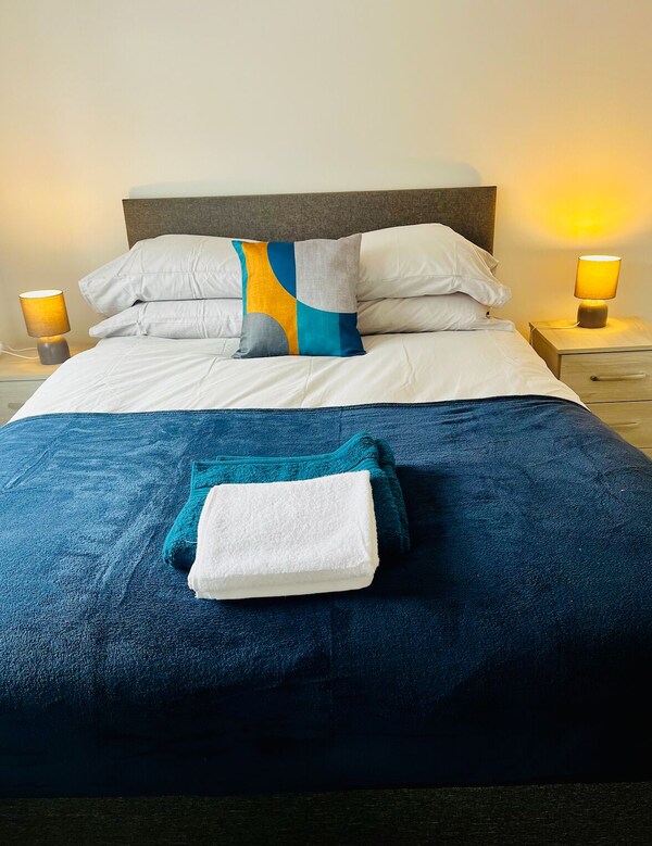 2 Bed Flat - Sleeps 8 - Pets - Garden - Parking - Leicestershire