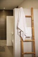 Quarto Duplo Standard, varanda | Casa de banho | Um polibã, um secador de cabelo, toalhas fornecidas, sabão 