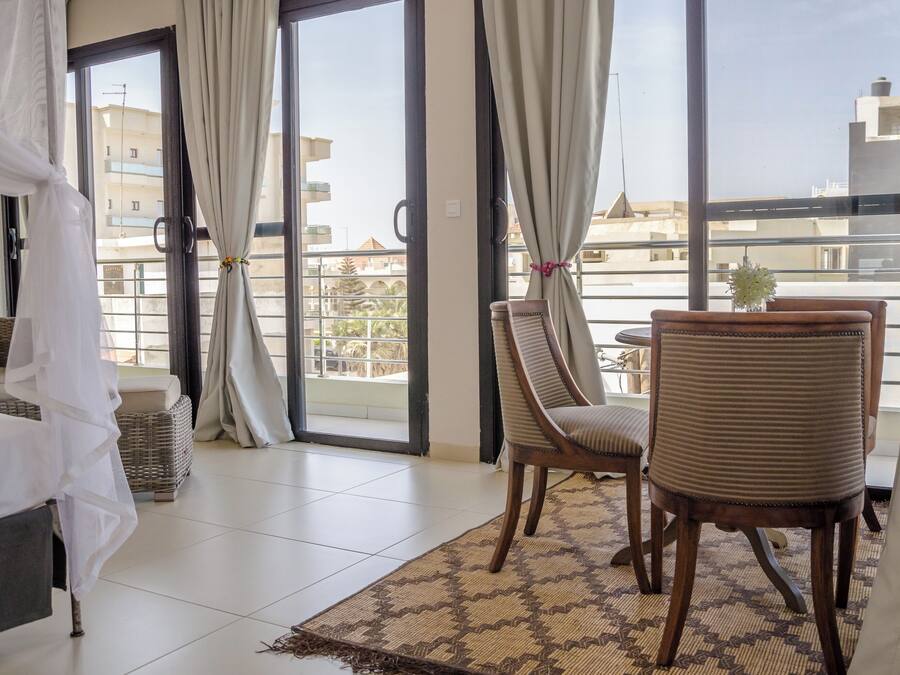 Quarto casal superior, vista para a cidade | Cofres nos quartos, cortinas blackout, quartos à prova de som