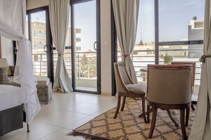 Quarto Duplo Superior, Vista para a cidade | Cofre no quarto, cortinas/cortinados opacos, quartos insonorizados 