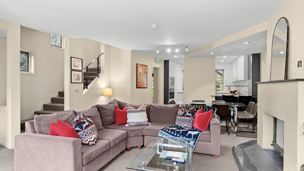 Village Green Townhouse 2 Bedrooms And Loft With Spectacular Views, Garage Parking And A Wood Fire. - Thredbo