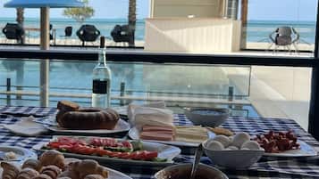 Café da manhã com buffet grátis todos os dias