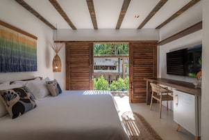 Quarto Twin Deluxe, vista para a piscina (Suite Rio) | Minibar, cofre no quarto, ferro/tábua de engomar, Wi-fi grátis