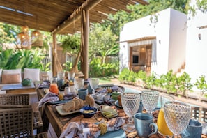 Café da manhã completo grátis todos os dias