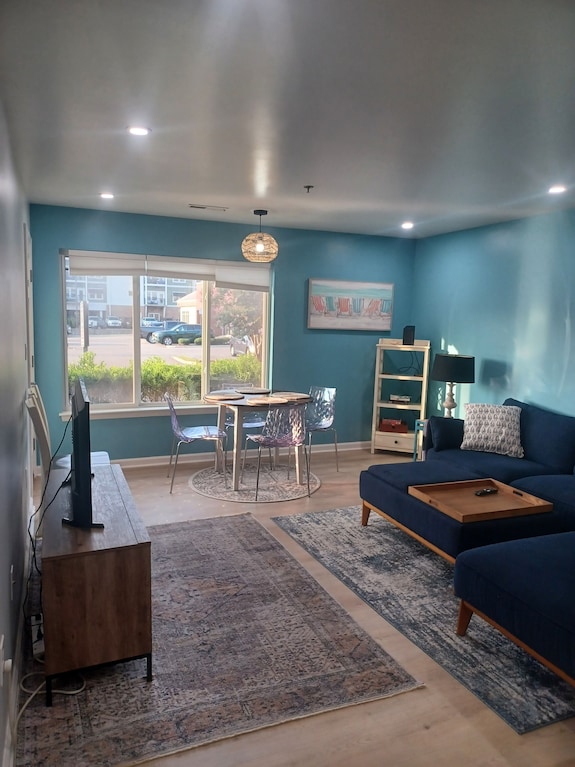 Off The Hook! Stylish 2bd/2ba Condo, 1.5 Block To Beach, Walk To Everything, - Chesapeake Beach, VA