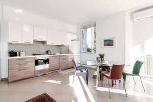 Apartamento, vista para a montanha | Sala de jantar
