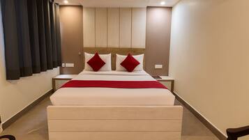 Quarto Deluxe, Vista para a cidade | Secretária, secretária adequada para computadores portáteis