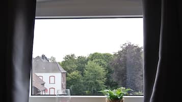 Apartamento Empresarial em Condomínio Fechado, kitchenette, vista para o pátio | Vista do quarto