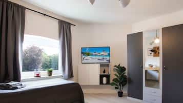 Apartamento Empresarial em Condomínio Fechado, kitchenette, vista para o pátio | 1 quarto, com decoração personalizada, com mobília individualizada
