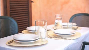 Apartamento, 2 quartos, varanda | Restaurantes