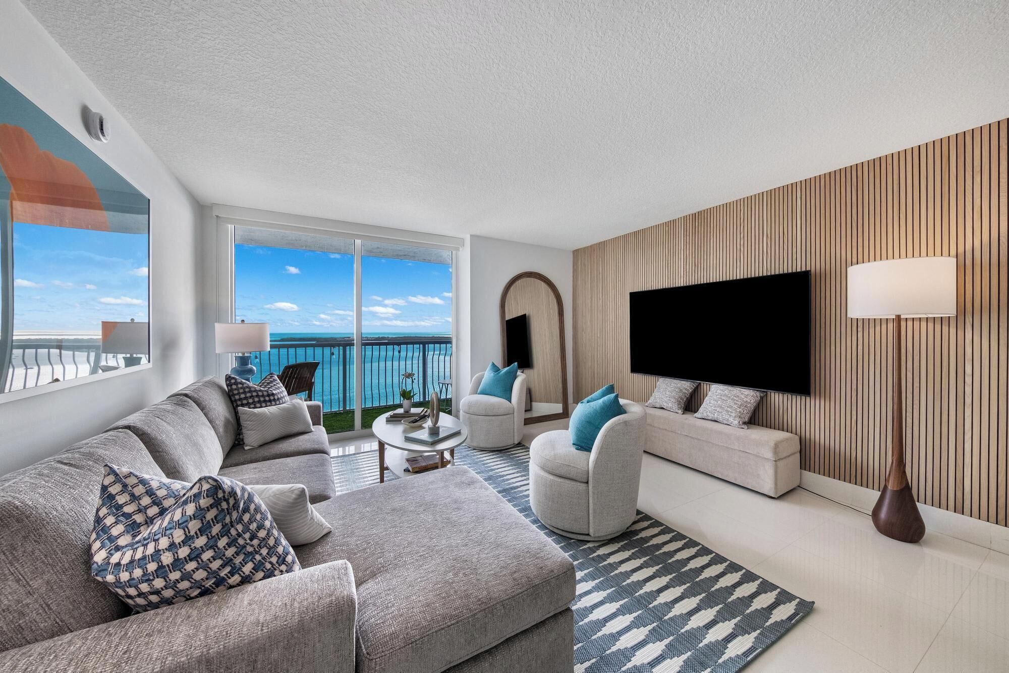 Apartamento de Luxo em Condomínio Fechado, 3 quartos, vista para o oceano | Sala de estar | Televisor plasma de 50 polegadas com canais por cabo 