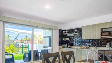 Apartamento, várias camas, lareira (Viva Jaco Viva Jaco 01-02B) | Opções para refeição