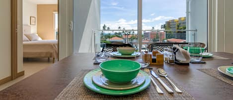 Apartamento, várias camas, varanda, vista para o oceano | Restaurantes