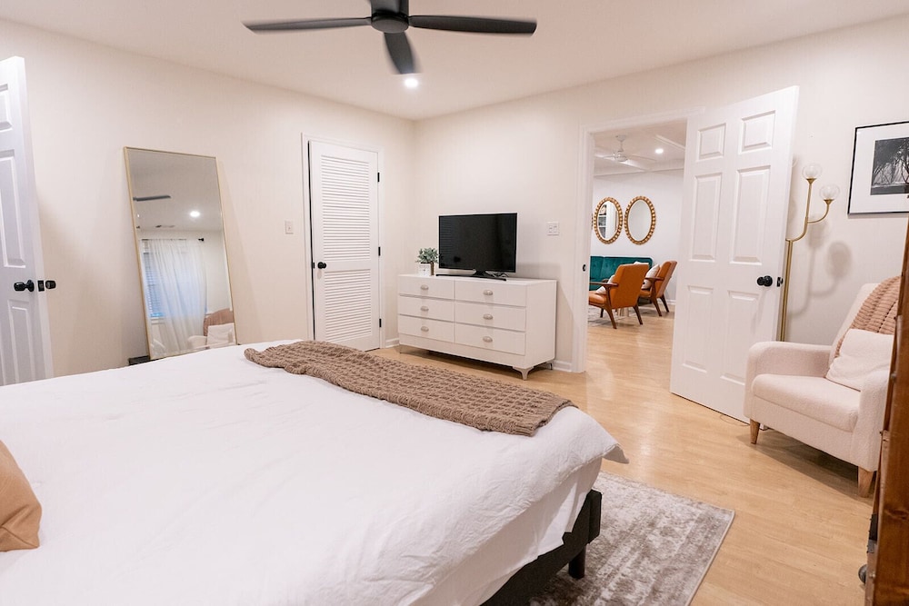Adorable & Quiet -Under 15 min to Downtown & Beach - Talahi Island | Vrbo