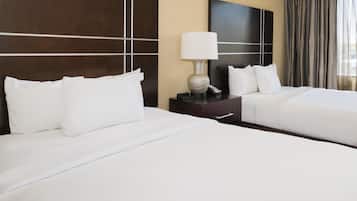 Roupas de cama premium, escrivaninha, espaço de trabalho para notebook