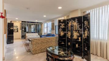 Apartamento de Luxo, Vista para a cidade | Sala de estar | Televisor de 50 de polegadas com canais por cabo, Netflix, livros