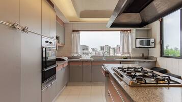 Apartamento superluxo, vista para a cidade | Cozinha privada | Geladeira grande, micro-ondas, cooktop, chaleira elétrica