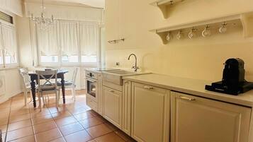 Apartamento | Cozinha privada | Um frigorífico, um forno, uma máquina de lavar louça