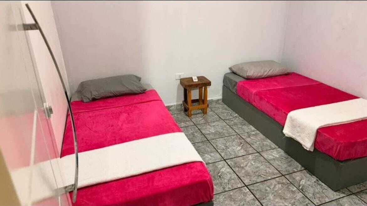 Quarto Twin Básico | Quartos insonorizados, Wi-fi grátis, roupa de cama fornecida 