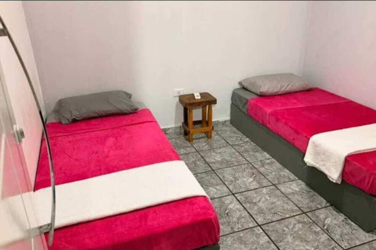 Quarto Twin Básico | Quartos insonorizados, Wi-fi grátis, roupa de cama fornecida