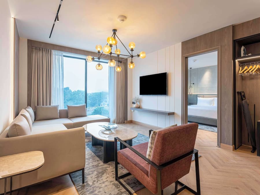 Suíte executiva | Cofres nos quartos, escrivaninha, espaço de trabalho para notebook