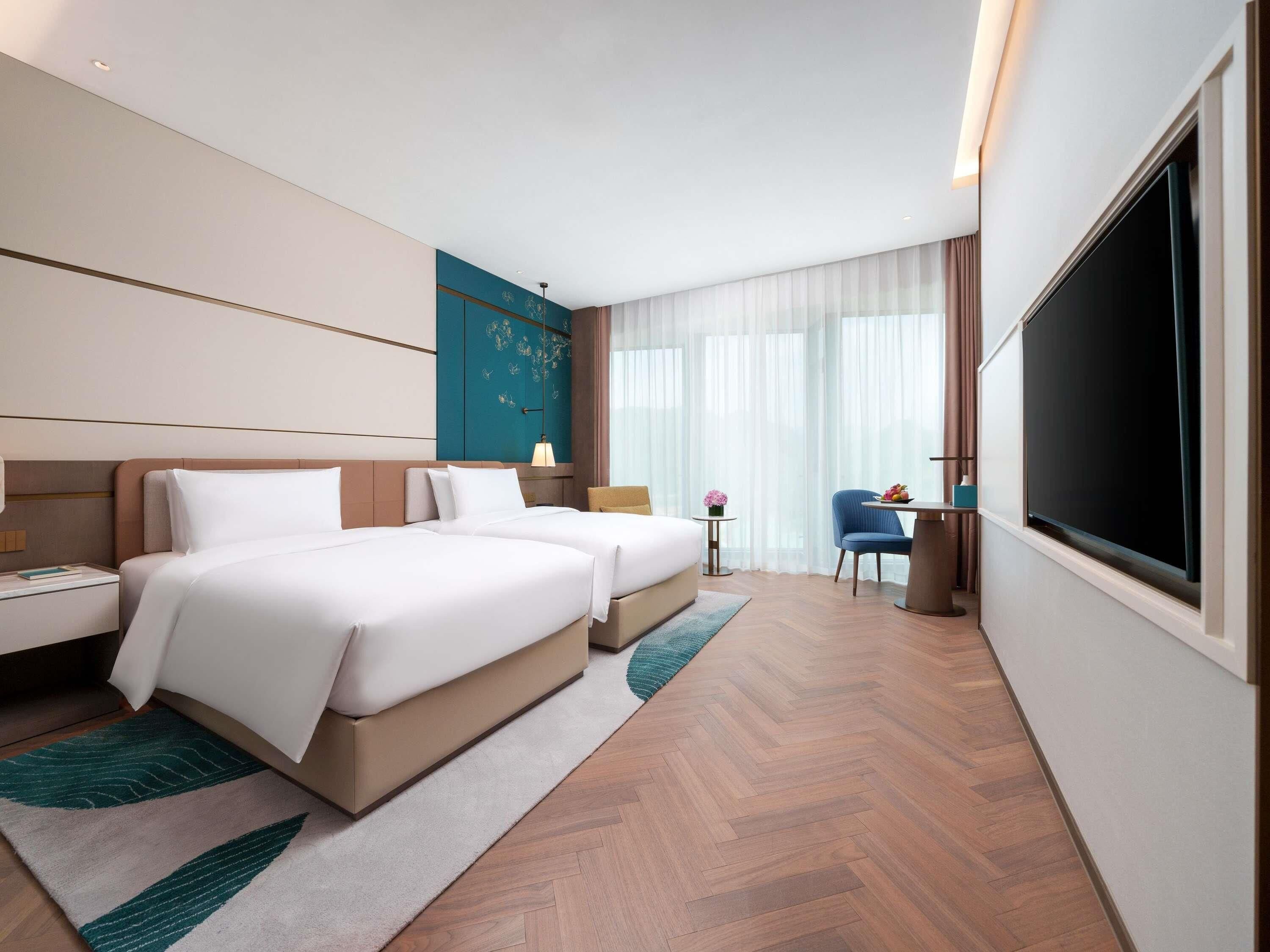 Roupa de alta qualidade, edredões de penas, minibar, cofre no quarto 