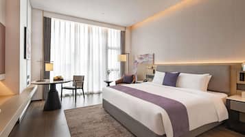 Quarto superior, 1 cama King | Roupas de cama premium, edredons de pluma, cofres nos quartos