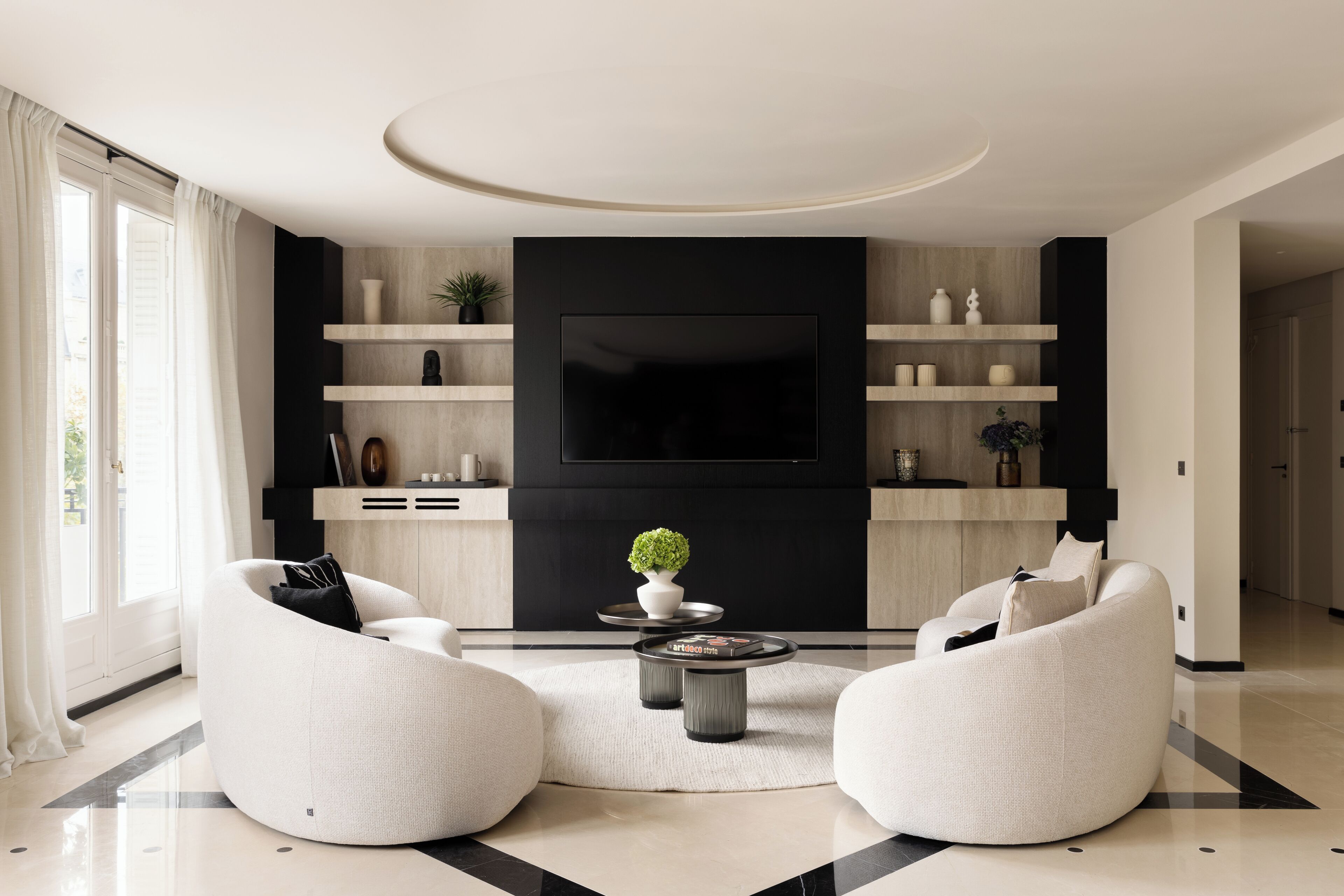 Apartamento superluxo | Área de estar | Smart TV 30 polegadas com canais digitais, Netflix