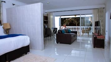 Estúdio, varanda, vista para o jardim | Cofre no quarto, secretária, ferro/tábua de engomar, Wi-fi grátis