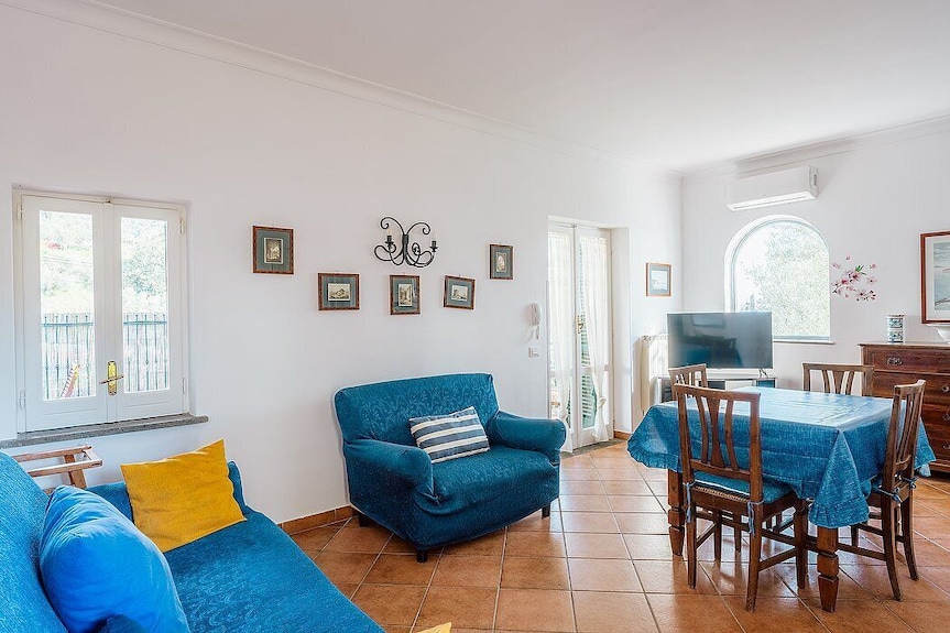 Villa Pindaro: A Bright And Sunny Three-story Villa Which Faces The Sun And The Sea, With Free Wi-fi. - Kampanien