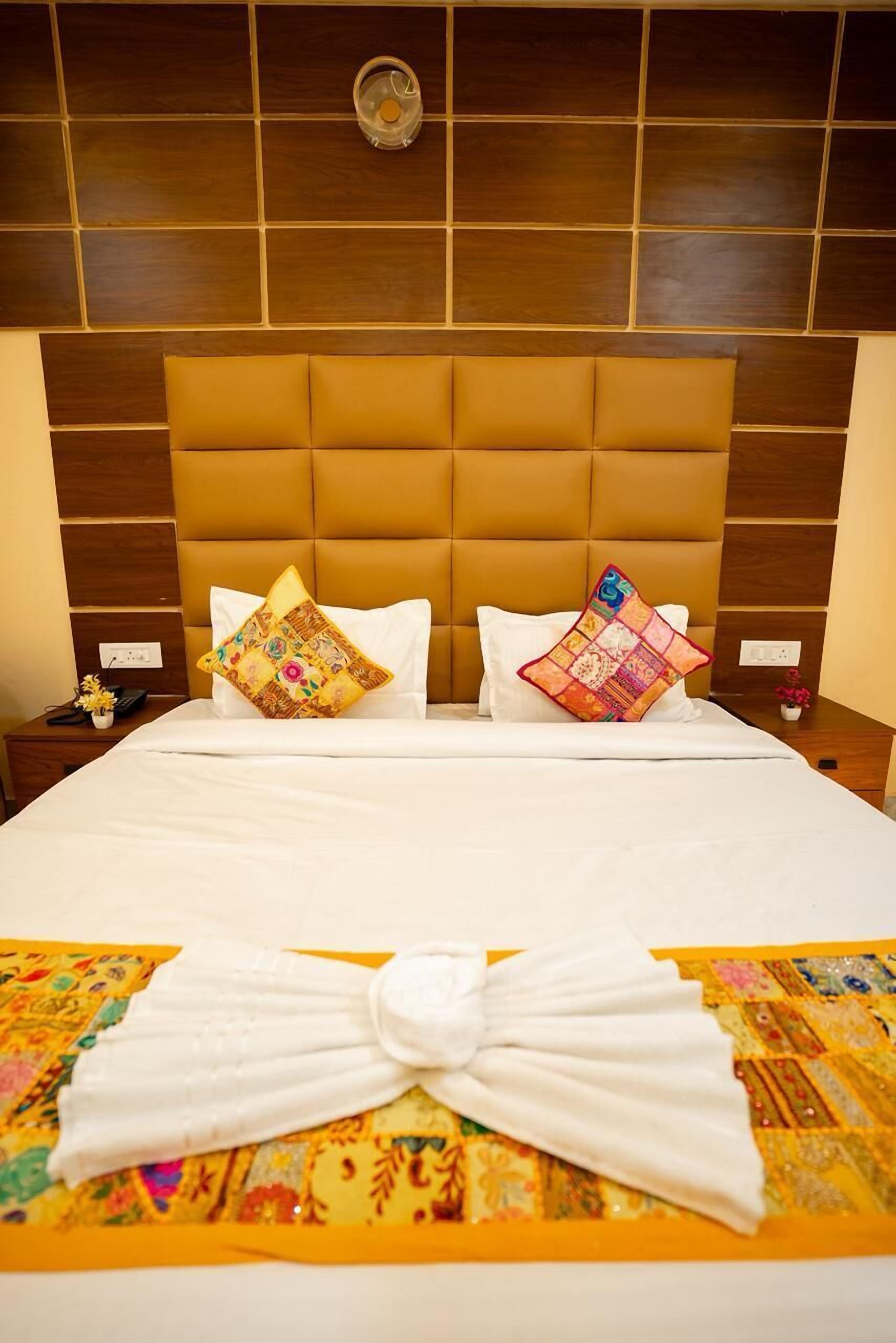 Quarto clássico | Cofres nos quartos, escrivaninha, espaço de trabalho para notebook