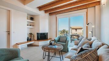 Villa de Luxo, 3 quartos, piscina privativa, vista para o mar | Sala de estar | Smart TV de 45 polegadas com canais digitais