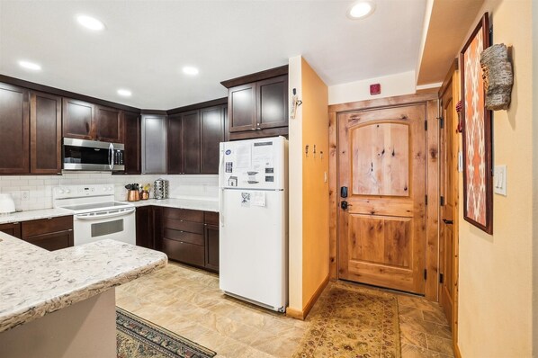 Apartamento em Condomínio Fechado, 1 quarto | Cozinha privada | Um frigorífico, um forno, uma cafeteira/bule, uma torradeira 