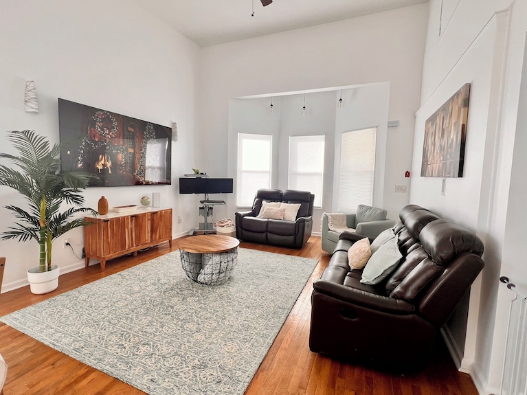 Views Of Ny Skyline & Statue Of Liberty With Pool Table, 5min To Train To Nyc - New York