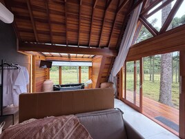 Chalé luxo | Roupas de cama premium, edredons de pluma, frigobar