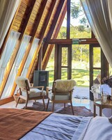 Chalé luxo, 1 cama King, vista para o jardim | Roupas de cama premium, edredons de pluma, frigobar