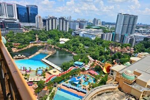Resort com piscina, toboáguas e vista para a paisagem urbana.