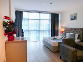 Suite Familiar, Vista para a cidade | Cofre no quarto, secretária 