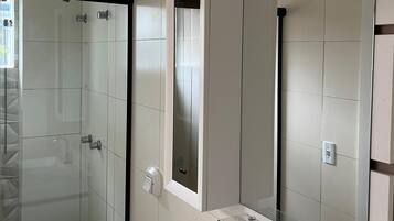 Quarto Duplo Deluxe | Casa de banho | Um polibã, artigos de higiene pessoal grátis, toalhas fornecidas, sabão