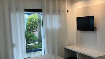 Quarto Duplo Deluxe | Sala de estar | Televisor, livros