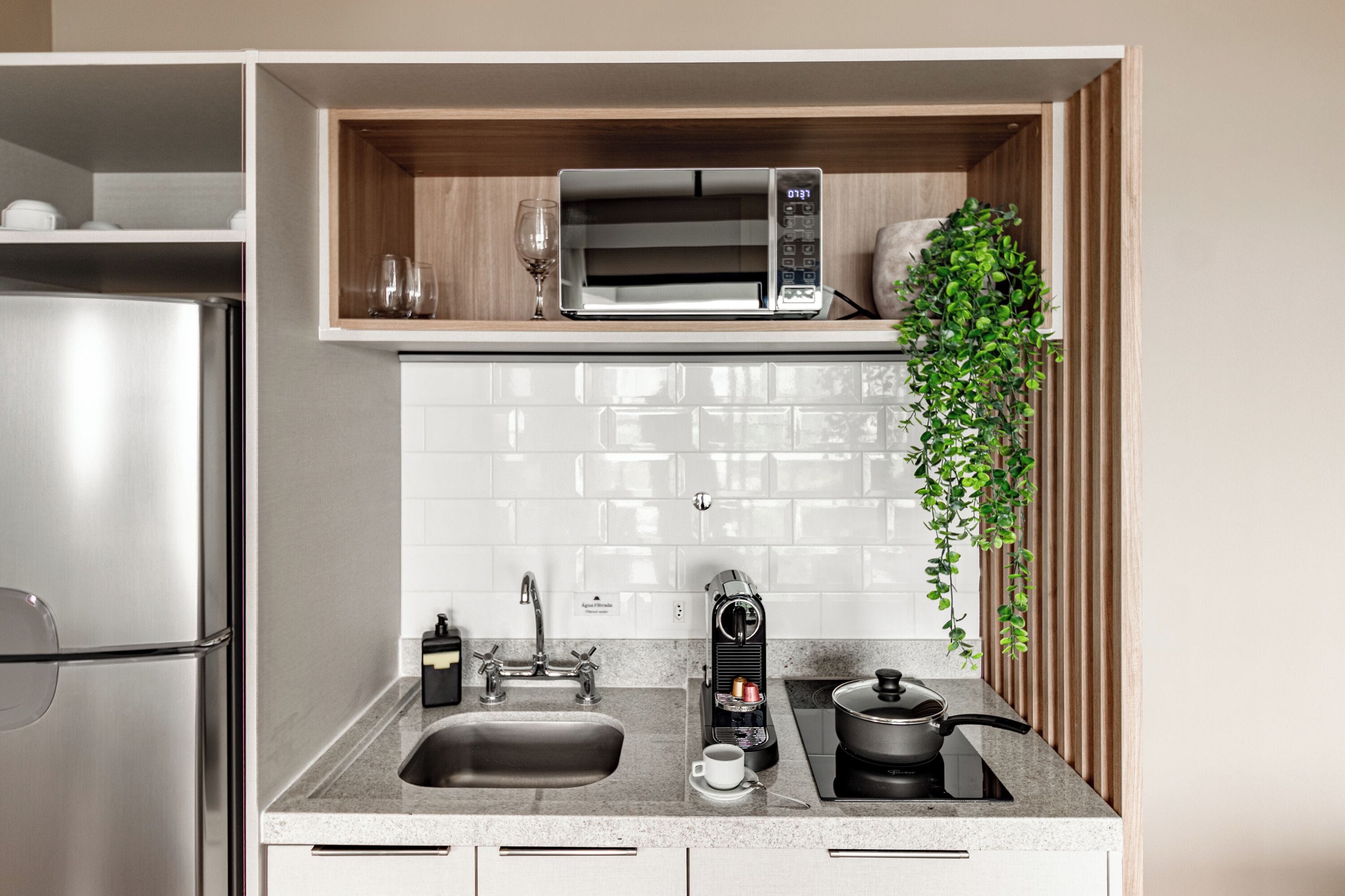 Apto 1 Dorm Casal | Cozinha privada | Um frigorífico, um micro-ondas, uma placa de cozinha 