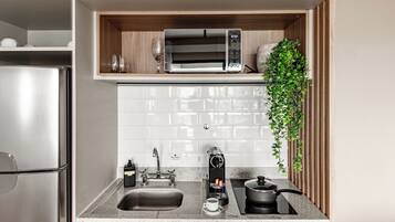 Apto 1 Dorm Casal | Cozinha privada | Um frigorífico, um micro-ondas, uma placa de cozinha
